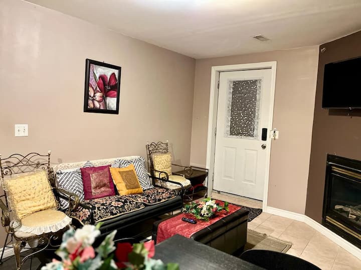 Walk-out Basement Unit In South Windsor - カナダ ウィンザー