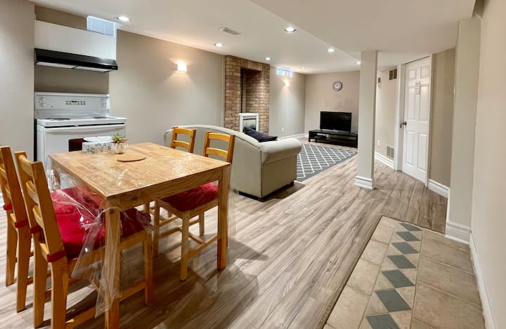 Spacious Guest House In A Prestigious Neighborhood - Toronto