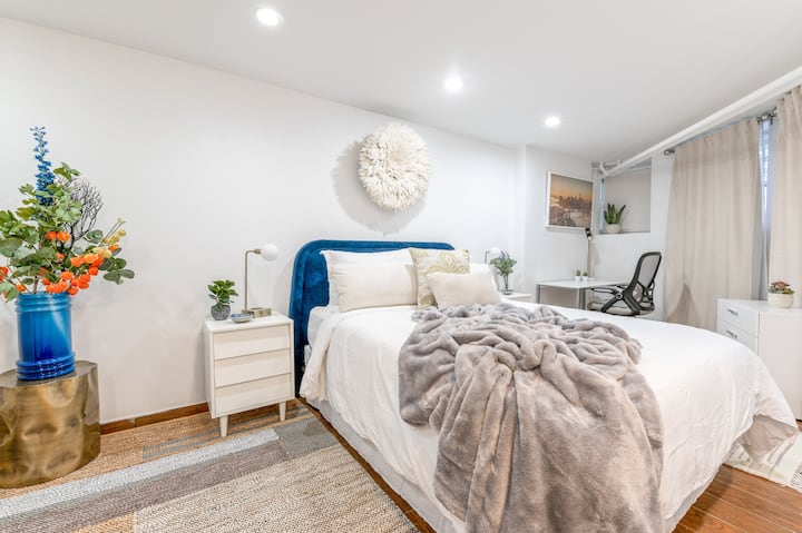 Modern Bushwick 2br Apt Ground Level: Legal Airbnb - New York