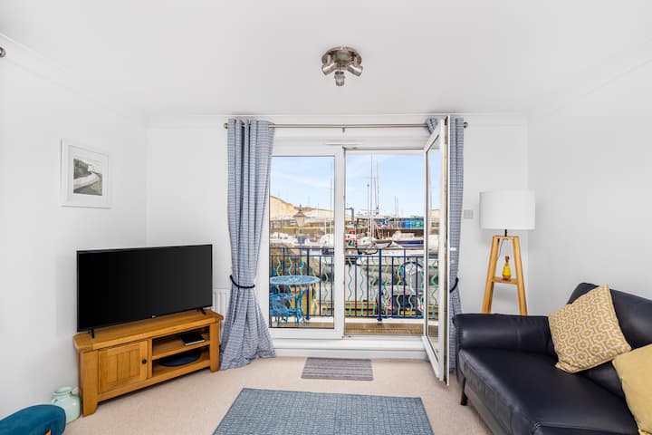 Stunning Two-bed Apt, Private Balcony & Parking - 로팅딘