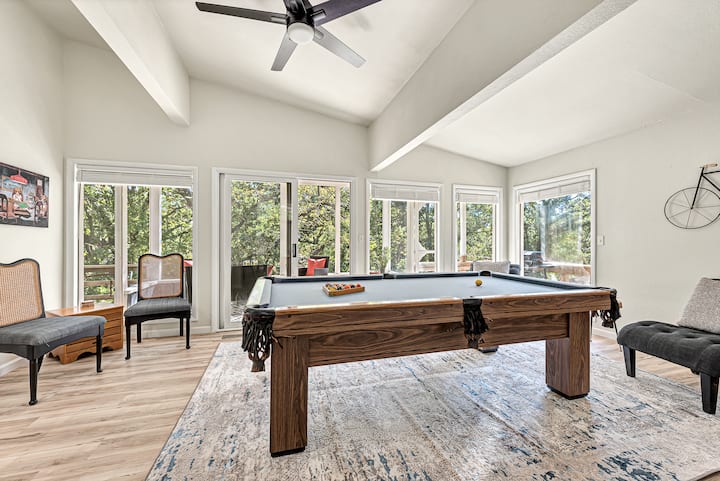 Pool Table, Deck, 2 Living Areas , Bike Storage - Bella Vista, AR
