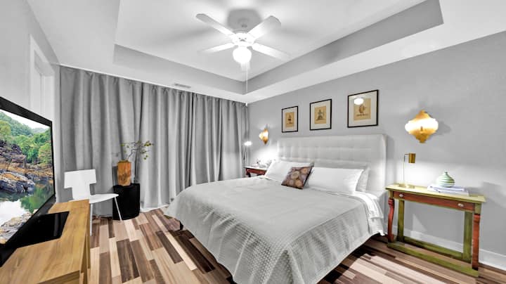 Modern Chic Retreat In Heart Of Galleria - Houston, TX