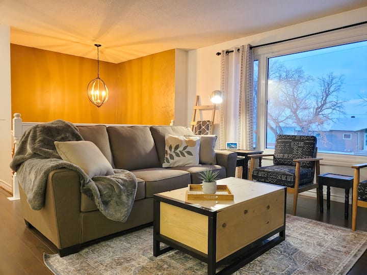 Charming Private Bedroom #4 (Basement) - Moose Jaw