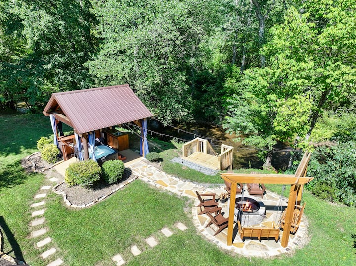 Creekfront: Views, Hot Tub, Fire Pit & Game Room - Blue Ridge, GA