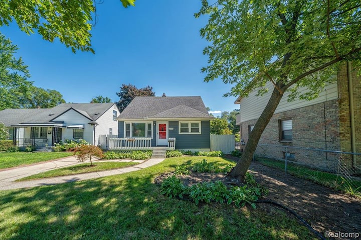 Charming Sundrenched Ro Bungalow - Troy, MI