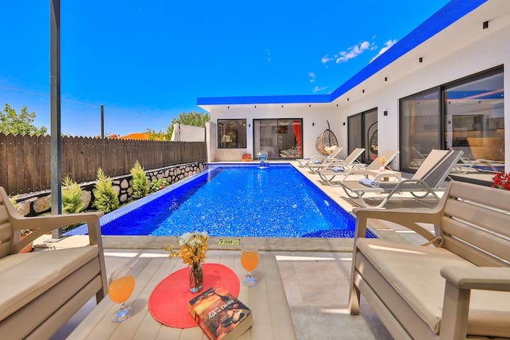 Doğa Içerisinde Havuz Korunaklı 2+1jakuzili Villa - Kalkan
