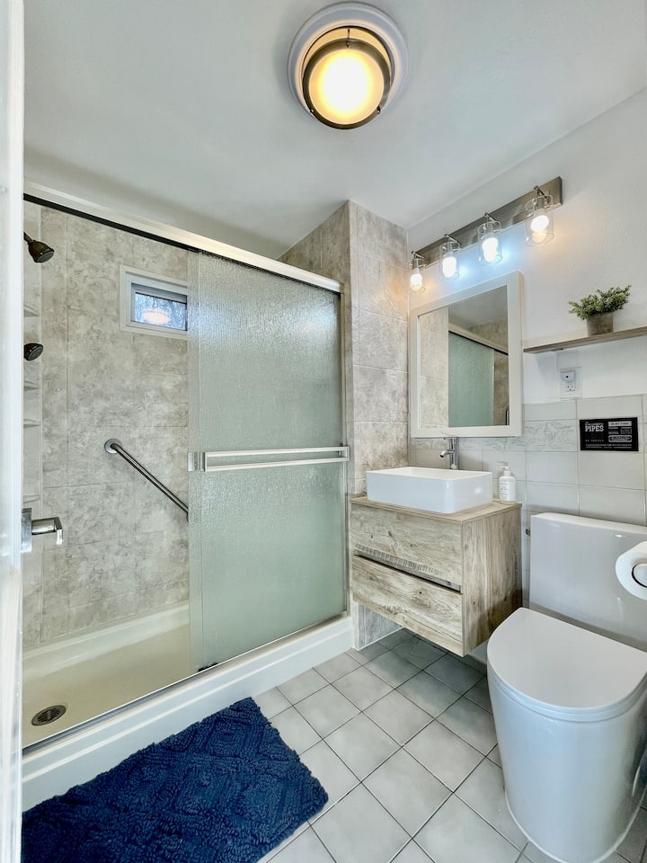 Private Central Location! Laundry In Unit, Parking - New York (staat)