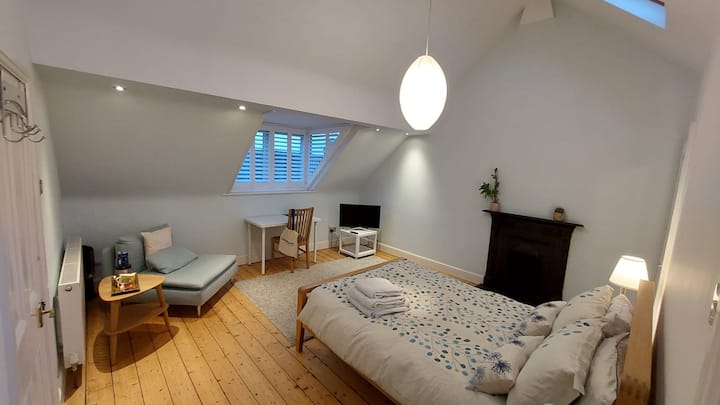 Light & Spacious En-suite Loft Room - Liverpool