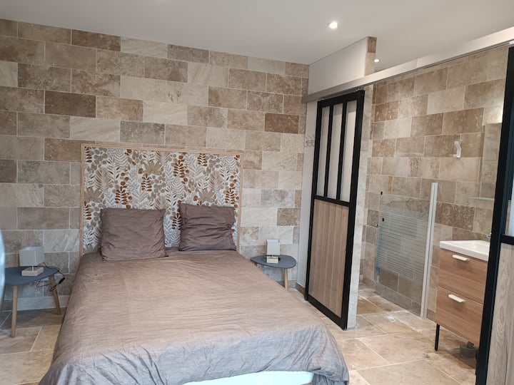 Chambre Avec Salle De Bain Et Wc Gîtes Les Bernes - Langon