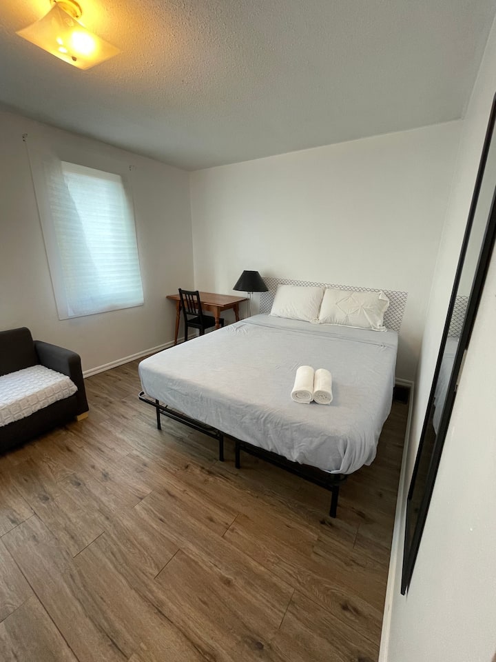 Little Italy: Private Room In A Shared House - Ottawa