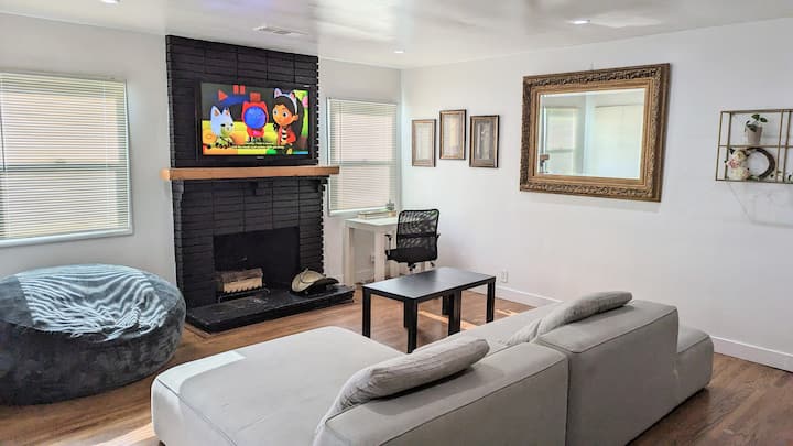 Cozy Home On The Hill - Los Angeles, CA