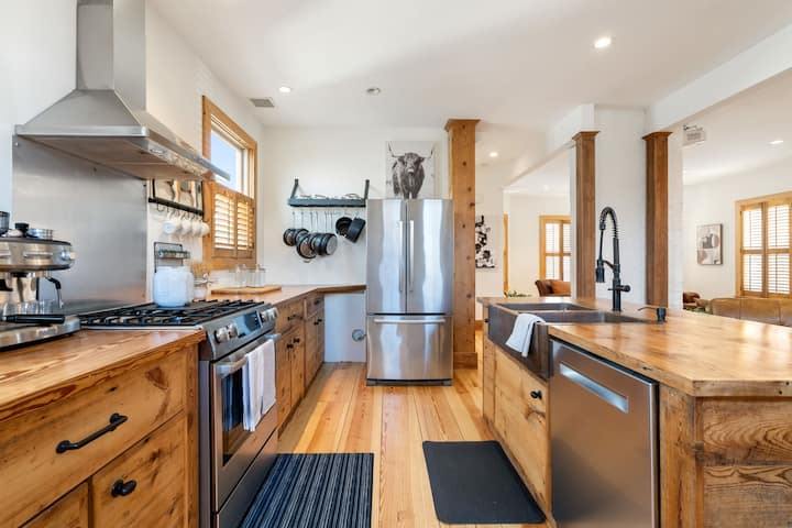 Unique Sunny 2 Bedroom Appt - Somerville, MA