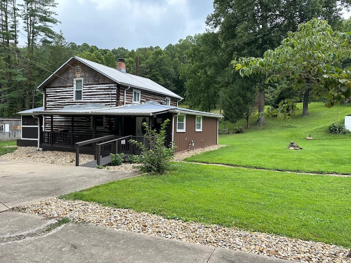 Curly's Pair-a-dice- 2 Br Hocking Hills- Hot Tub! - Laurelville, OH