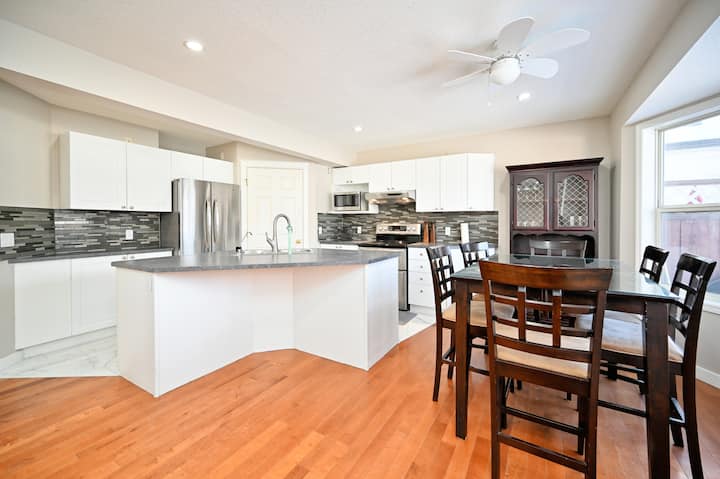 Pet-friendly, Spacious, Near Spruce Meadows! - Calgary