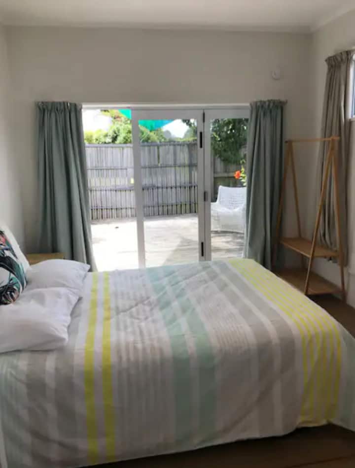Kiwifruit Workers-studio Flat - Te Puke
