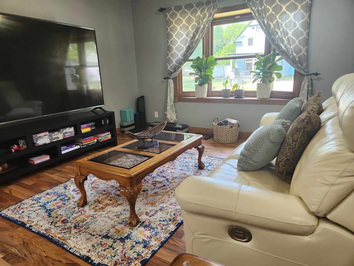 Near Downtown! Cozy Queen Bedroom. Sleeps 2. - Grand Forks, ND