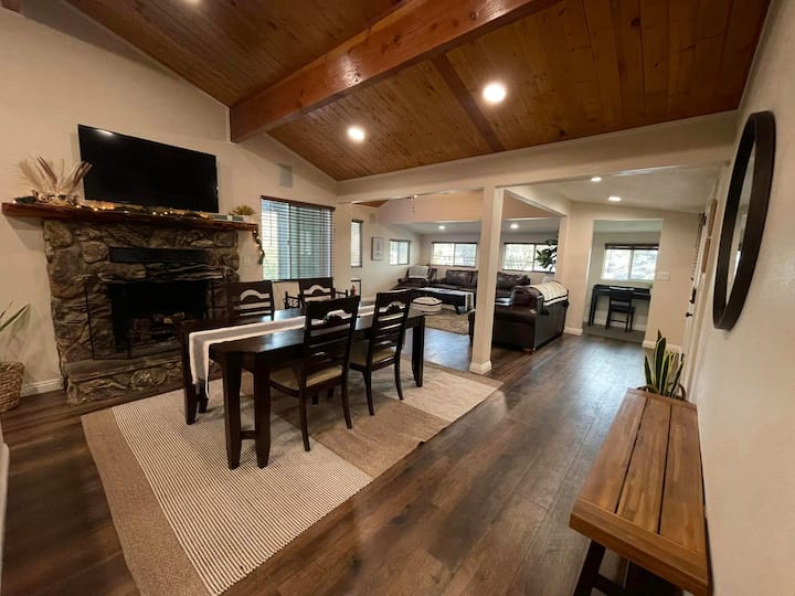 Modern Hilltop Cabin 4 Miles To Snow Valley - Running Springs, CA