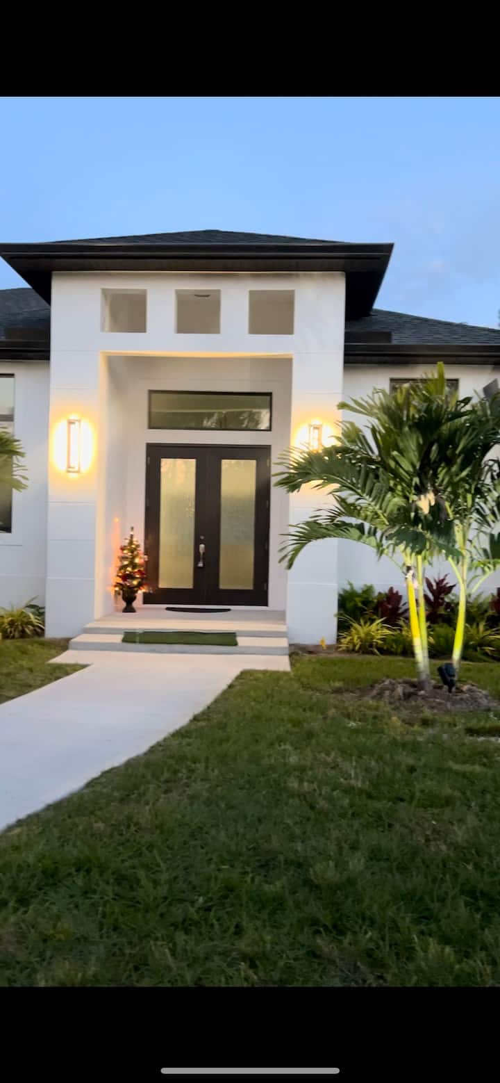 The Sunshine House With Private Pickleball Court! - Lehigh Acres, FL