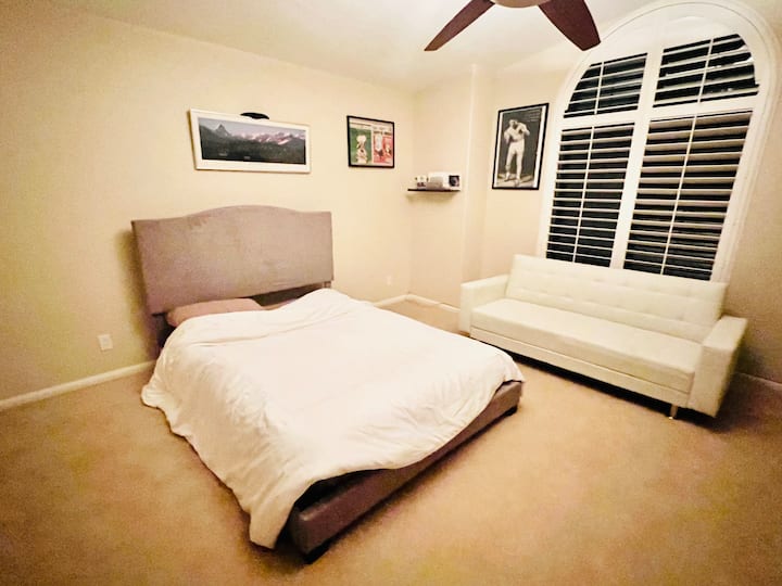 Cheerful Bedroom In A Big Home! - San Marcos, CA