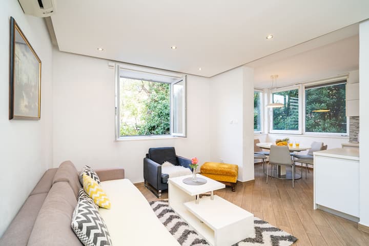 Spacious Two Bedroom Apartment - Dubrovnik