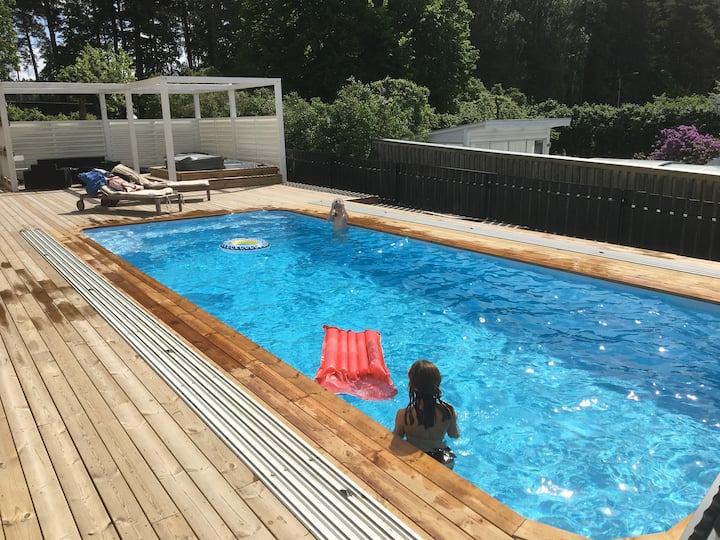 Large House Sleeps 6 + Pool - Uppsala
