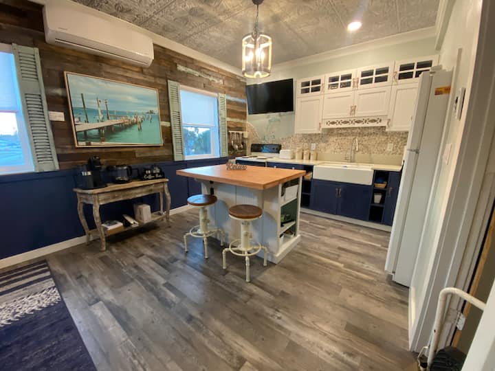Cozy Retreat | Oversize Pking | King Bed | Beach - Ormond Beach, FL