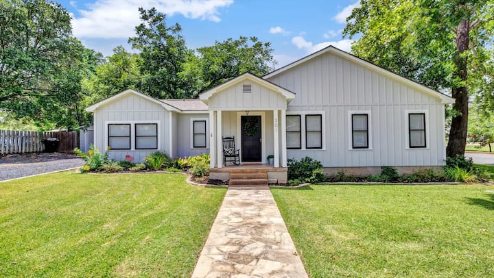 Quaint Cottage 2 Blocks Off Main - Fredericksburg, TX