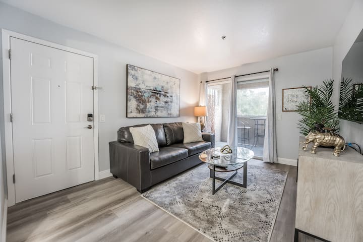 Vegas Condo Near Strip • Pools • Gated * Parking - Las Vegas, NV