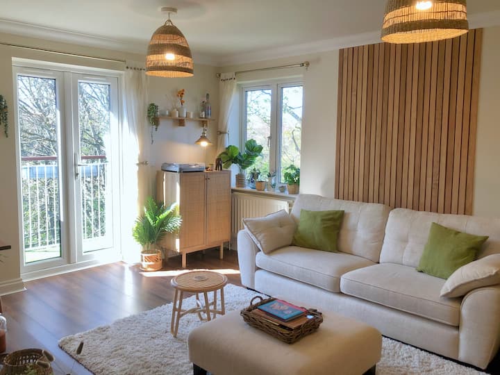 Cosy Central Apartment With Balcony & Free Parking - Southampton Airport (SOU)