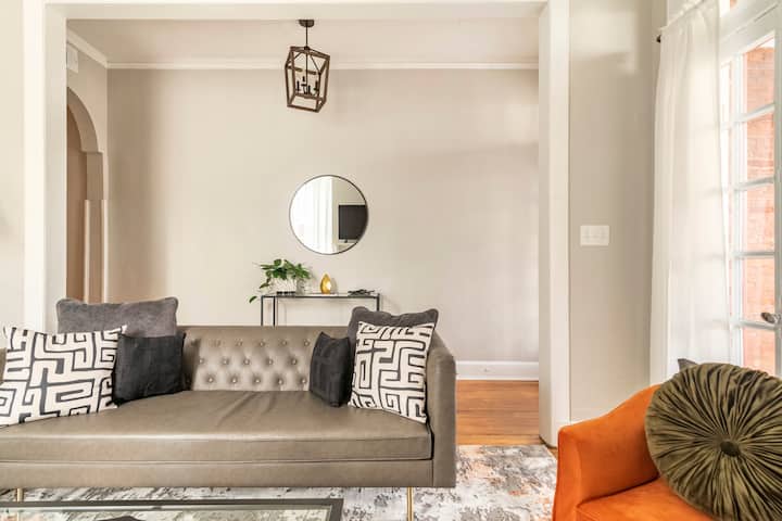 Chic Haven: 2b/1bath In The Heart Of Danville - Danville, VA