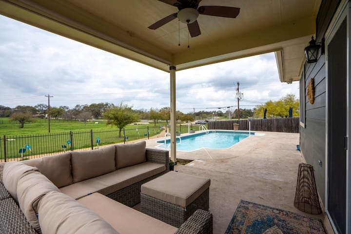 Pool On The Green W/ 2 King Beds - Buda, TX