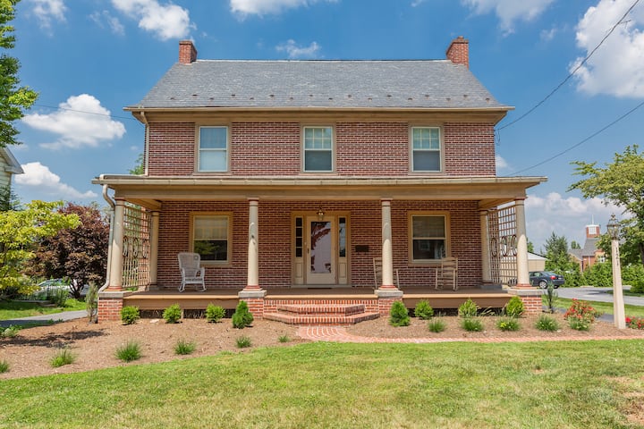 Modernized & Enchanting 1920s Retreat - Dutch Wonderland, Lancaster