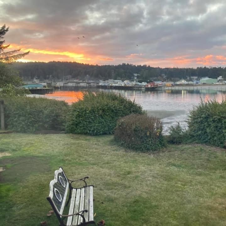 Bayfront Furnished Home - Lighthouse Beach, OR