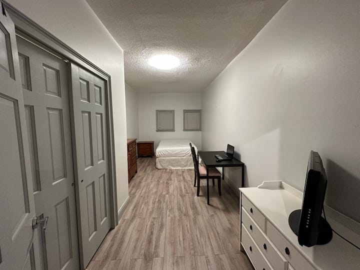 Large Room With Dedicated Workspace&street Parking - New Haven, CT