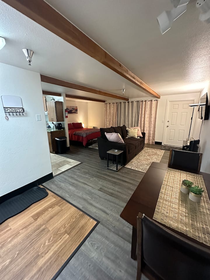 Roseblush Studio 1st Floor W/large Private Balcony - Anchorage, AK