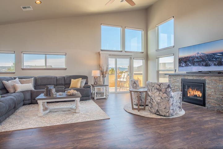 Chalet Angora | | Mountain Views & Spacious Layout - Bend, OR
