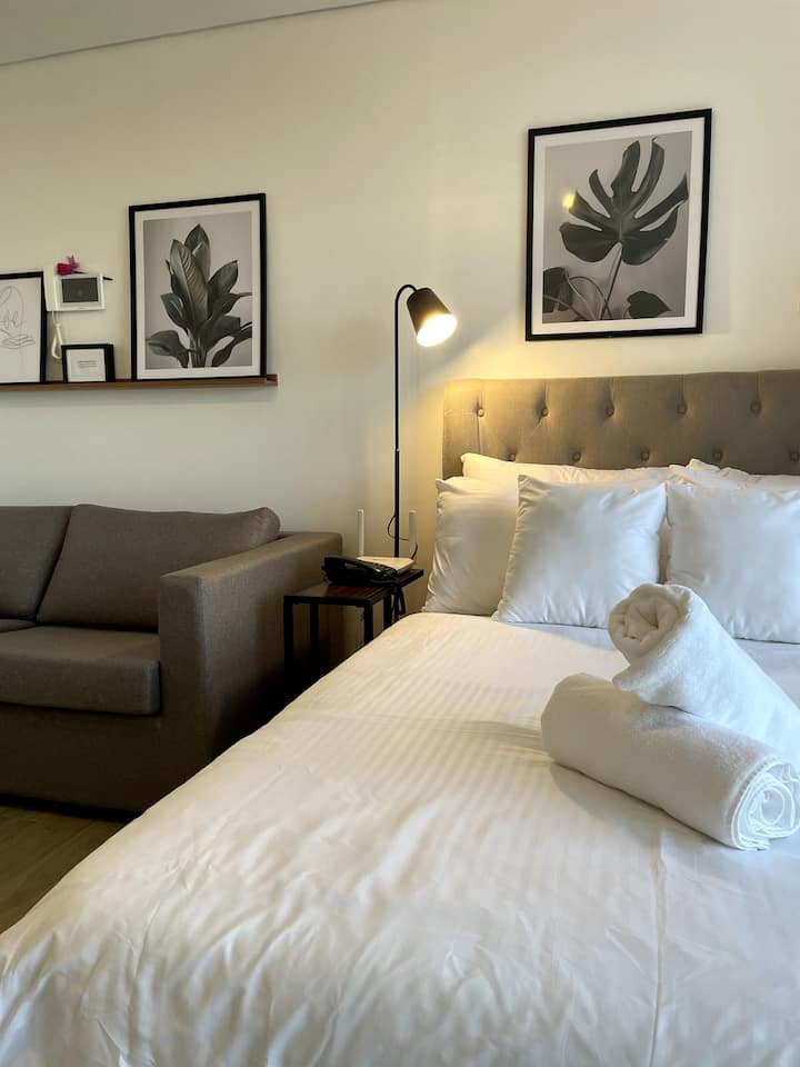 Top Location! Clean & Modern Condo W/ Fast Wi-fi - Cebu City