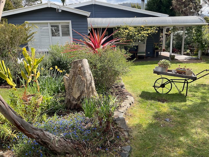 Peppermint Cottage, A Relaxing Private Garden - Bicheno