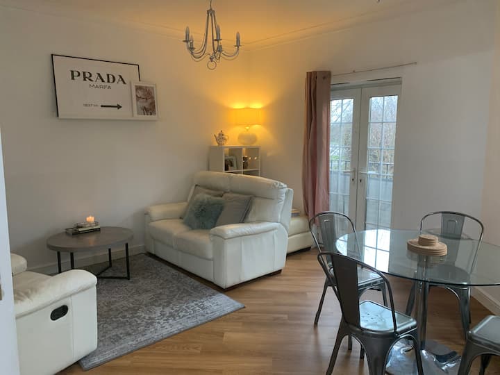 Cosy Bedroom In Stylish Flat - Bicester