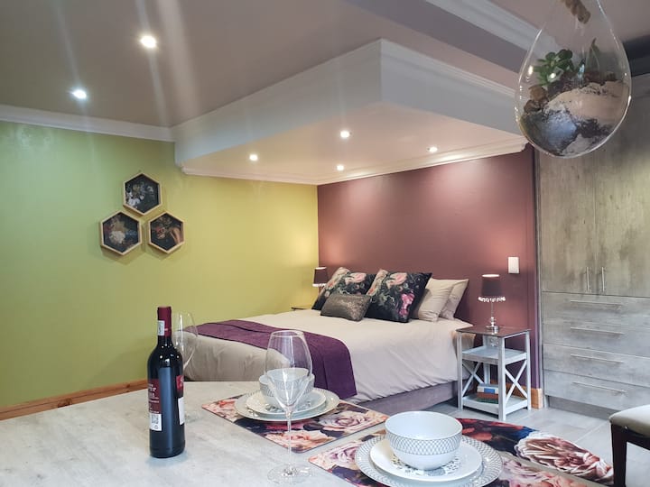 Rozenhof Guest Cottages Aubergine - George