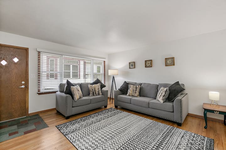 Three Bedroom State Street Stay! - Rockford, IL