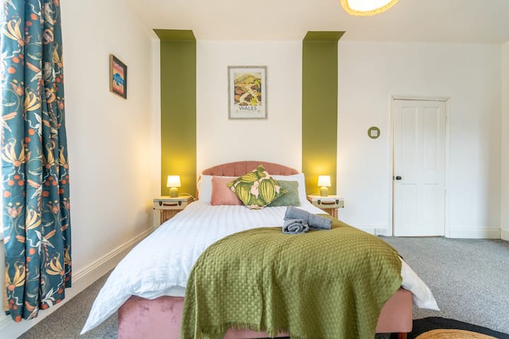 The Wanderer - Lovely 3bd House - Upto 10 Guests. - Barry