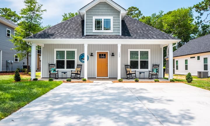 Cozy Family Beach House| 1 Mi. To Oak Island Beach - Oak Island, NC