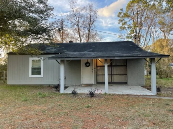 Charming Cottage Near Charleston - Charleston, SC