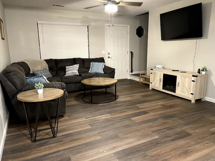 Cozy Cul-de-sac Retreat For 8! - Bentonville, AR