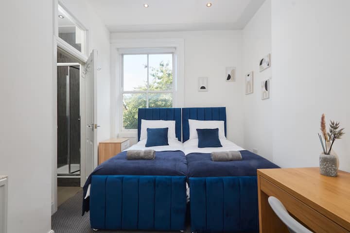 4 Beds, 2 Bath: Work & Family | Free Parking, Wifi - Leeds