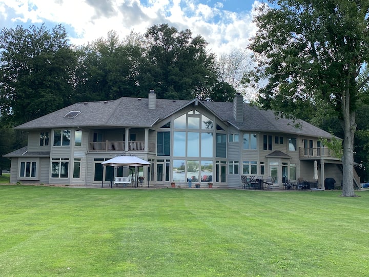 Spacious Lakefront Home With Game Room - Rose Lake, Coldwater