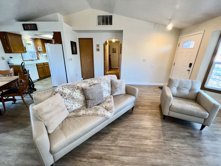 3 Br House, Fenced Back Yard.
Near Bogus Skiresort - Boise, ID