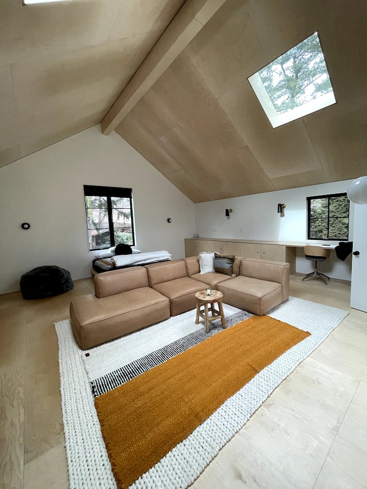 Beautiful Bryn Mawr Garage Loft - King of Prussia, PA