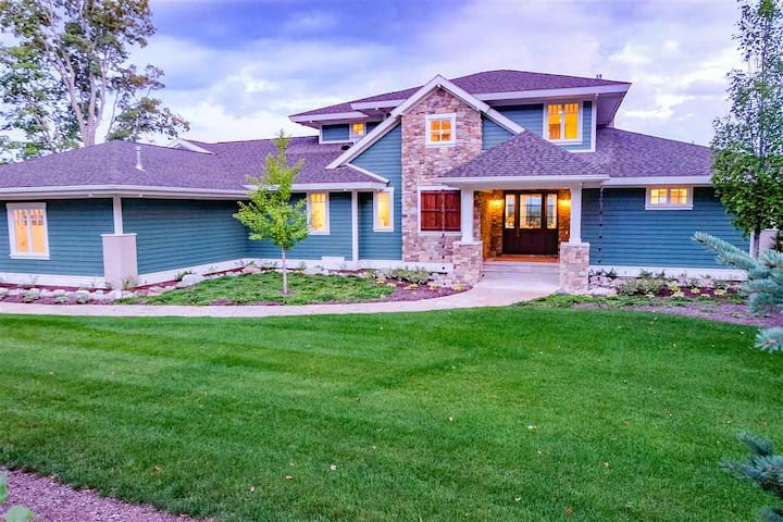 Northern Paradise - Ski Hills Only 5 Minutes Away! - Petoskey, MI